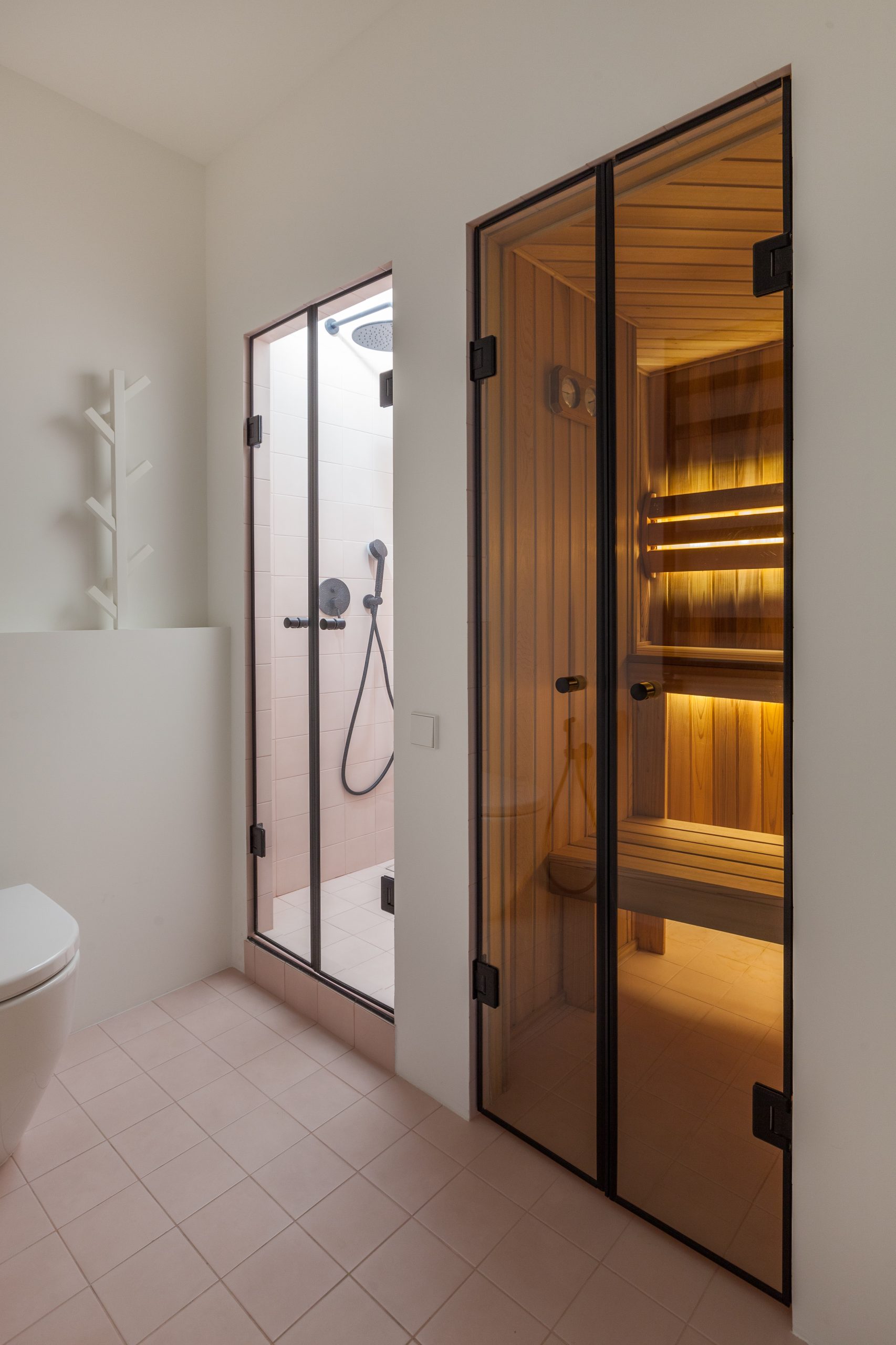 PRS Apartment. Monochrome interior “with stairs to heaven” - coswick.com